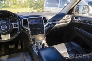 Black Jeep Grand Cherokee 2013 in Riga, with an engine capacity of 3.00 L and mileage of 324 thousand km for 10490 €, photo 17 on AUTOMOTO.COM.LV