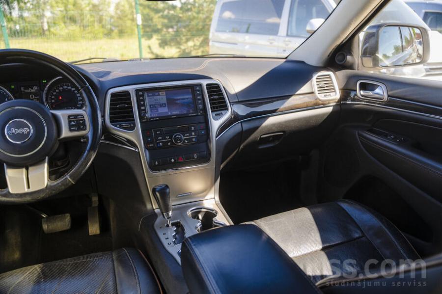 Black Jeep Grand Cherokee 2013 in Riga, with an engine capacity of 3.00 L and mileage of 324 thousand km for 10490 €, photo 17 on AUTOMOTO.COM.LV
