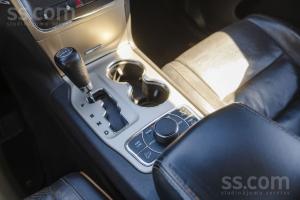 Black Jeep Grand Cherokee 2013 in Riga, with an engine capacity of 3.00 L and mileage of 324 thousand km for 10490 €, photo 19 on AUTOMOTO.COM.LV