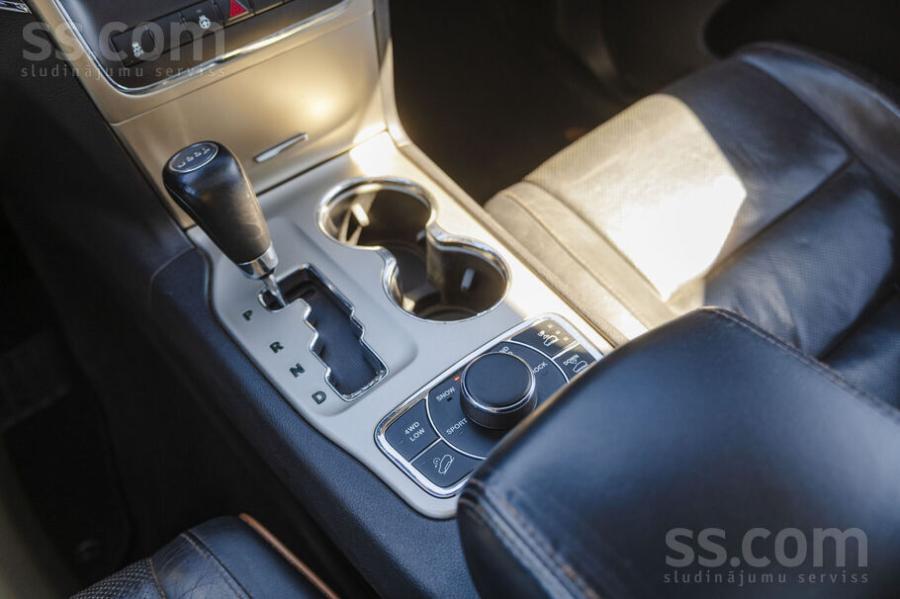 Black Jeep Grand Cherokee 2013 in Riga, with an engine capacity of 3.00 L and mileage of 324 thousand km for 10490 €, photo 19 on AUTOMOTO.COM.LV
