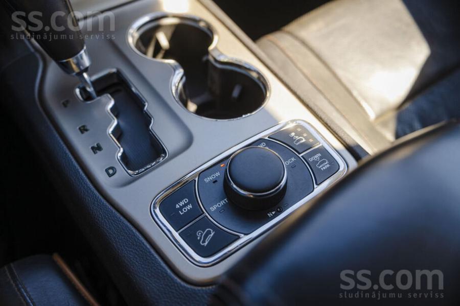 Black Jeep Grand Cherokee 2013 in Riga, with an engine capacity of 3.00 L and mileage of 324 thousand km for 10490 €, photo 23 on AUTOMOTO.COM.LV