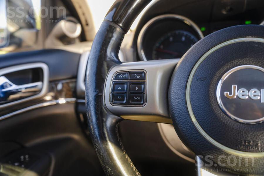 Black Jeep Grand Cherokee 2013 in Riga, with an engine capacity of 3.00 L and mileage of 324 thousand km for 10490 €, photo 25 on AUTOMOTO.COM.LV