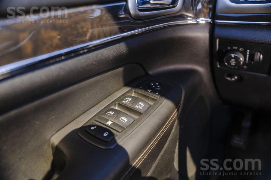 Black Jeep Grand Cherokee 2013 in Riga, with an engine capacity of 3.00 L and mileage of 324 thousand km for 10490 €, photo 27 on AUTOMOTO.COM.LV