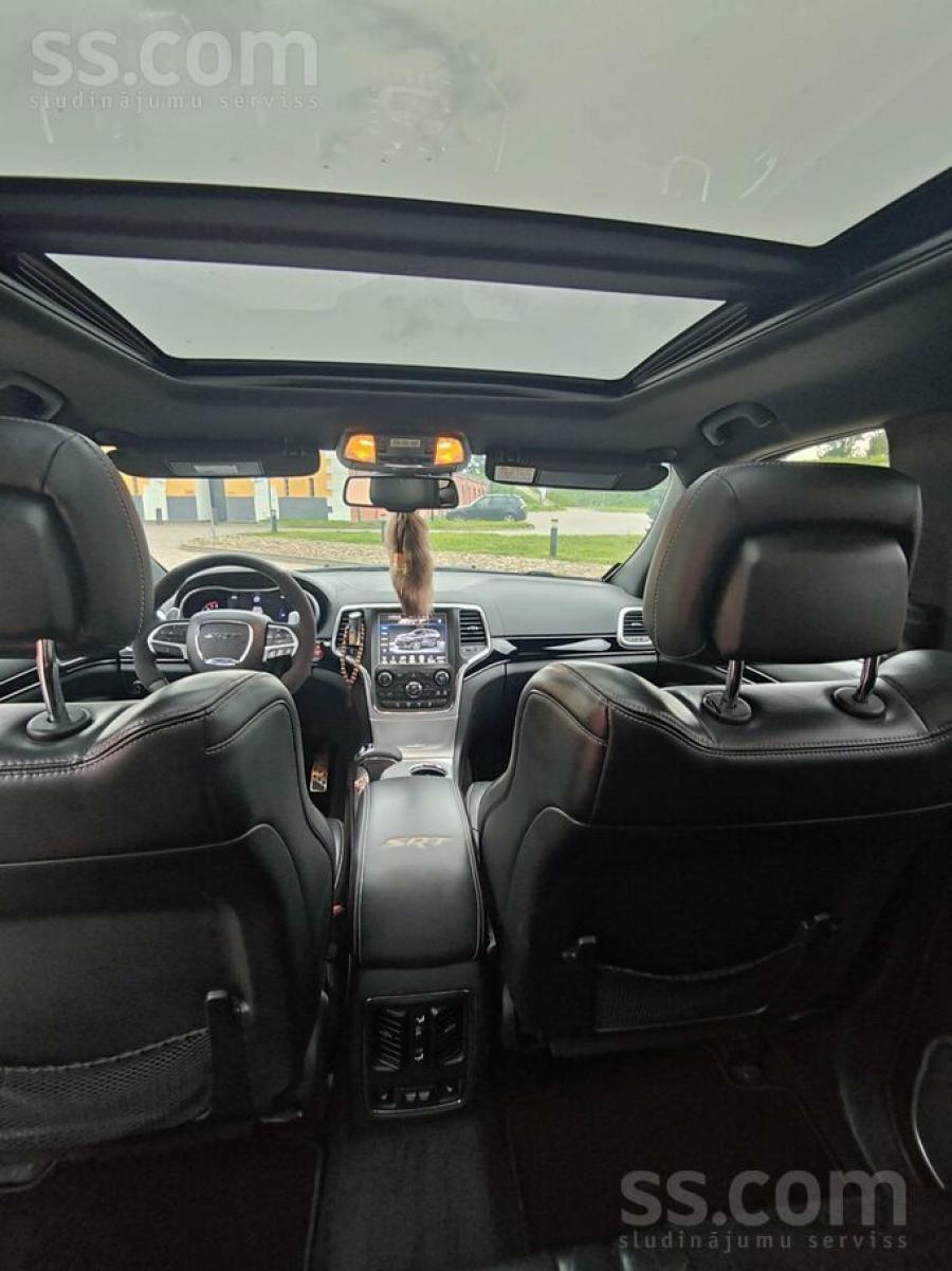 Black Jeep Grand Cherokee 2013 in Daugavpils, with an engine capacity of 6.40 L and mileage of 235 thousand km for 26500 €, photo 7 on AUTOMOTO.COM.LV