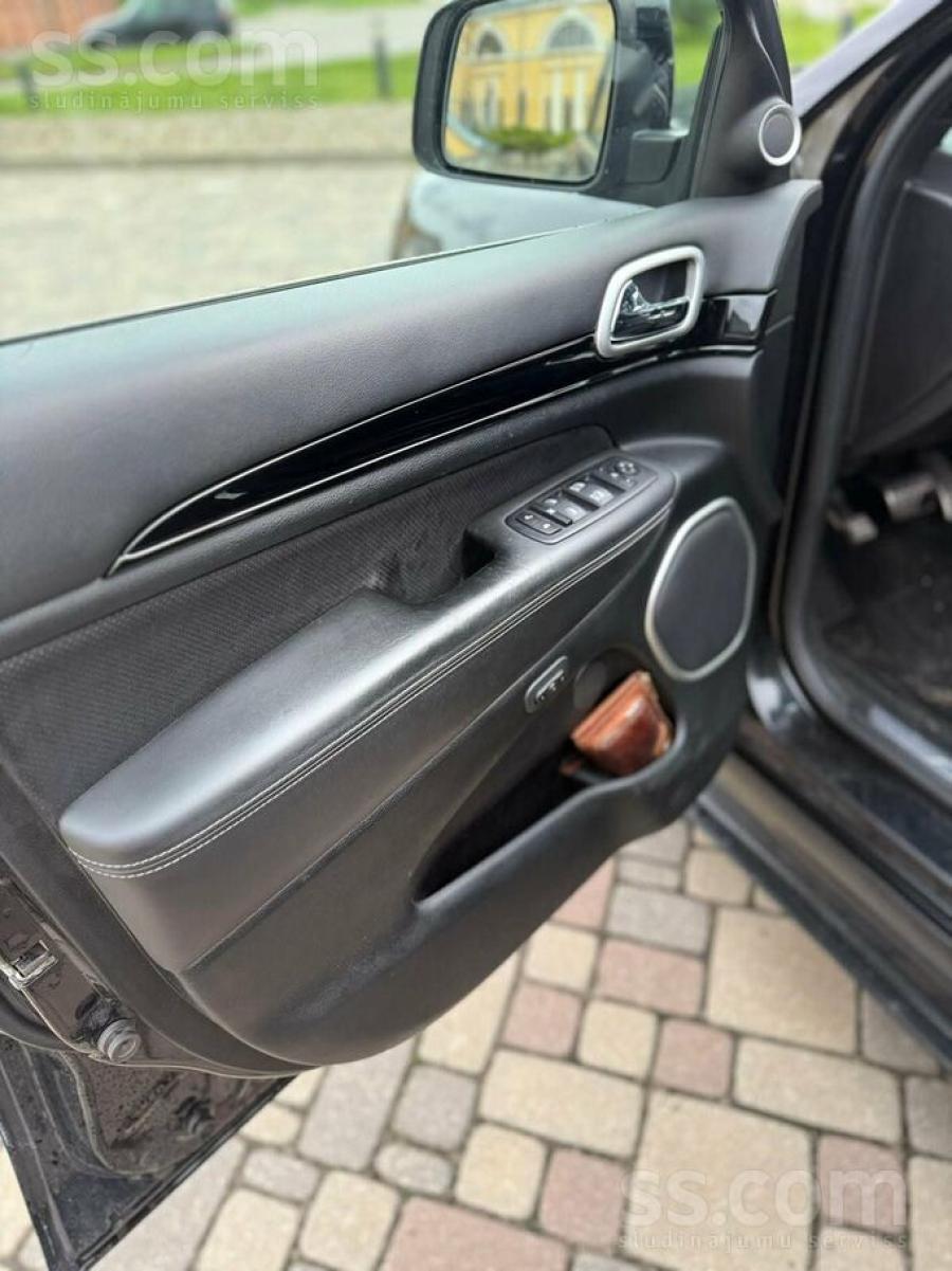 Black Jeep Grand Cherokee 2013 in Daugavpils, with an engine capacity of 6.40 L and mileage of 235 thousand km for 26500 €, photo 9 on AUTOMOTO.COM.LV