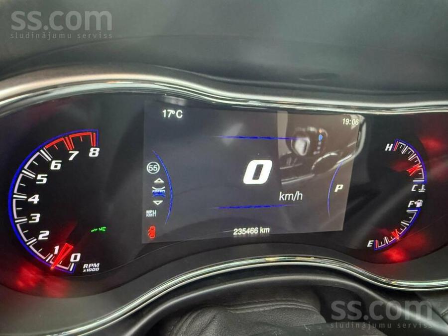 Black Jeep Grand Cherokee 2013 in Daugavpils, with an engine capacity of 6.40 L and mileage of 235 thousand km for 26500 €, photo 10 on AUTOMOTO.COM.LV