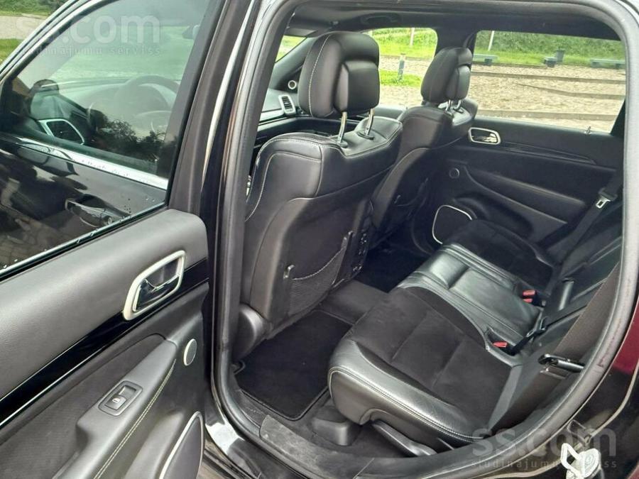 Black Jeep Grand Cherokee 2013 in Daugavpils, with an engine capacity of 6.40 L and mileage of 235 thousand km for 26500 €, photo 12 on AUTOMOTO.COM.LV