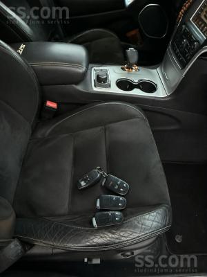 Black Jeep Grand Cherokee 2013 in Daugavpils, with an engine capacity of 6.40 L and mileage of 235 thousand km for 26500 €, photo 16 on AUTOMOTO.COM.LV