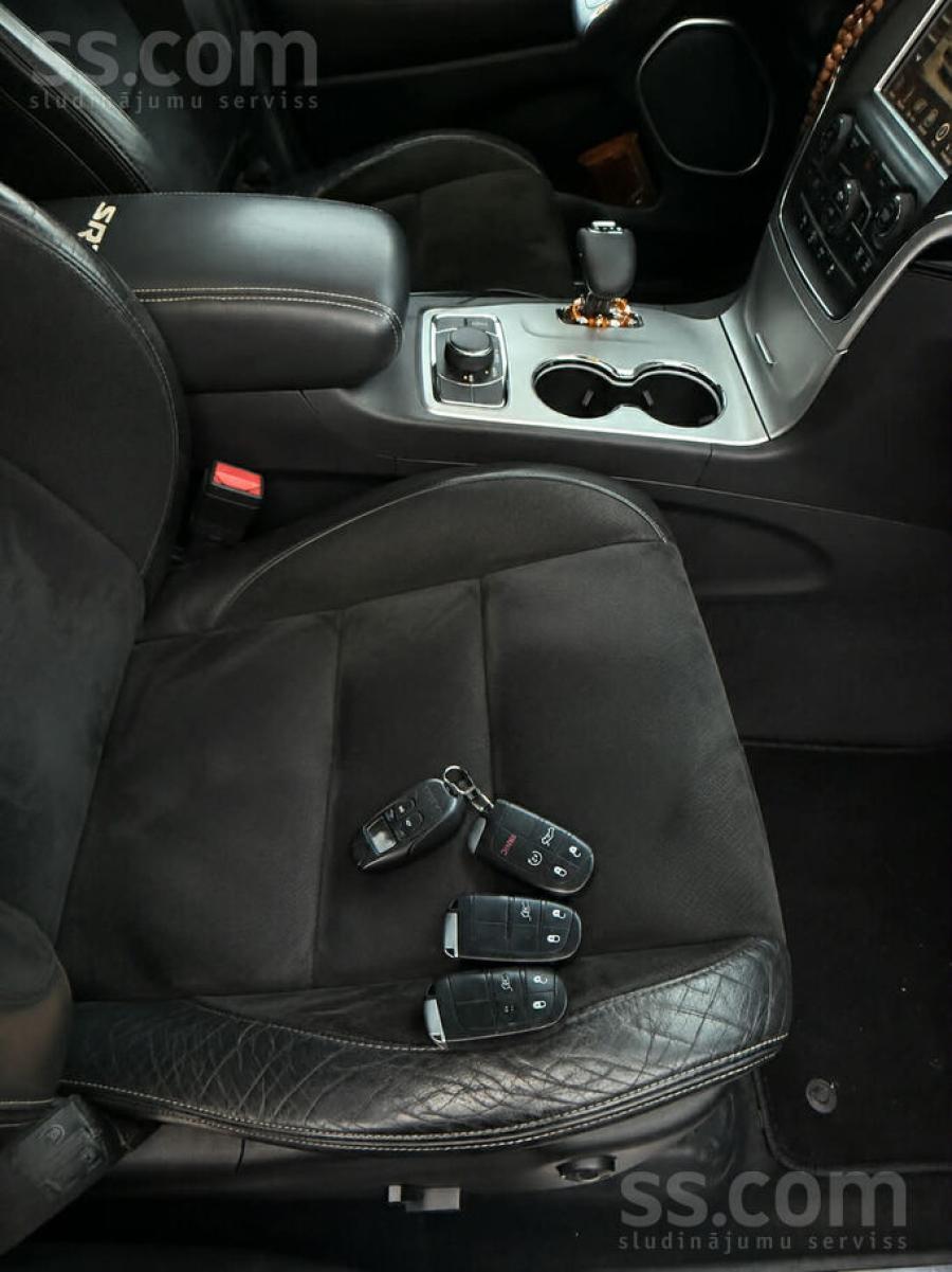 Black Jeep Grand Cherokee 2013 in Daugavpils, with an engine capacity of 6.40 L and mileage of 235 thousand km for 26500 €, photo 16 on AUTOMOTO.COM.LV