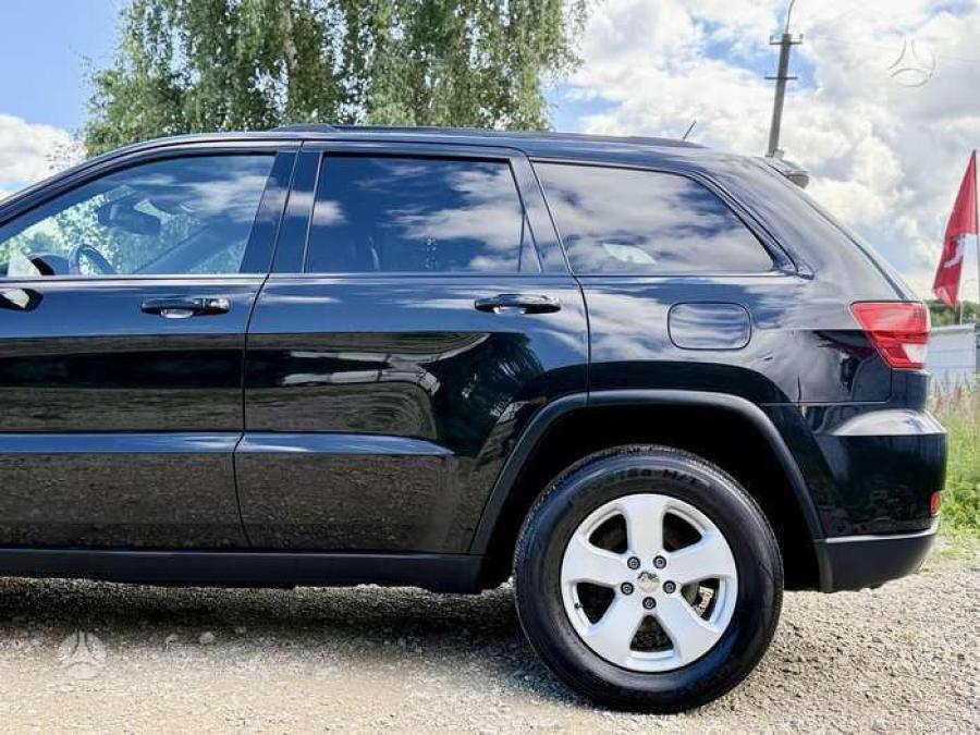 Black Jeep Grand Cherokee 2013 in Siauliai, with an engine capacity of 2.99 L and mileage of 284 thousand km for 9999 €, photo 17 on AUTOMOTO.COM.LV