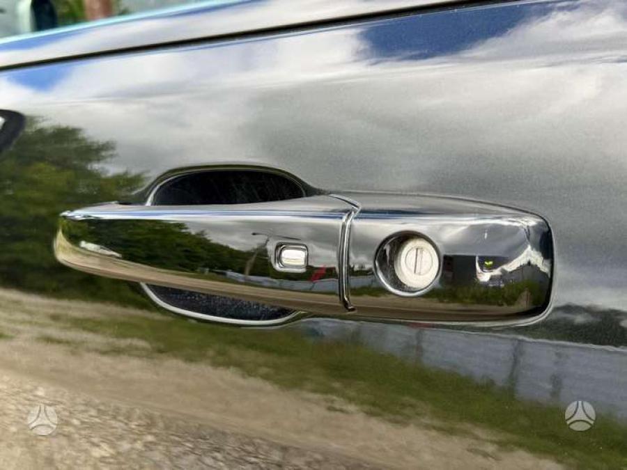 Black Jeep Grand Cherokee 2013 in Siauliai, with an engine capacity of 2.99 L and mileage of 284 thousand km for 9999 €, photo 37 on AUTOMOTO.COM.LV