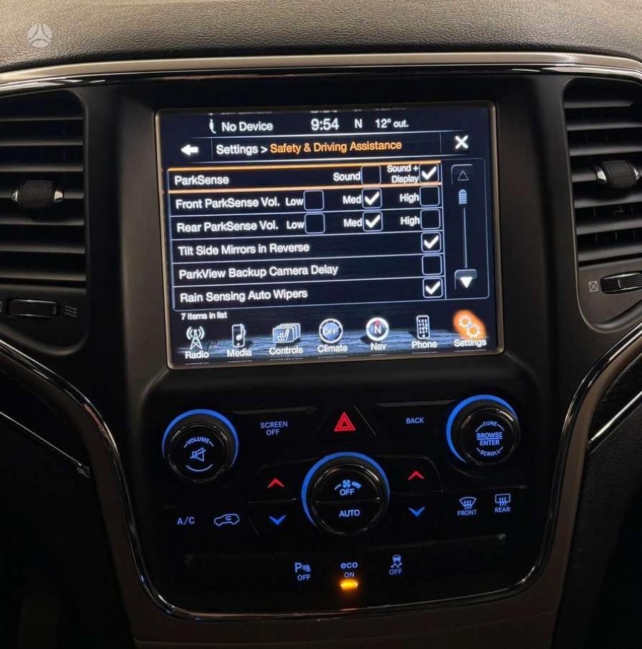 Black Jeep Grand Cherokee 2013 in Marijampole, with an engine capacity of 2.99 L and mileage of 283 thousand km for 12999 €, photo 6 on AUTOMOTO.COM.LV