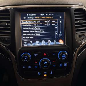 Black Jeep Grand Cherokee 2013 in Marijampole, with an engine capacity of 2.99 L and mileage of 283 thousand km for 12999 €, photo 7 on AUTOMOTO.COM.LV