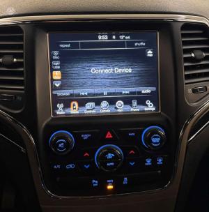 Black Jeep Grand Cherokee 2013 in Marijampole, with an engine capacity of 2.99 L and mileage of 283 thousand km for 12999 €, photo 15 on AUTOMOTO.COM.LV