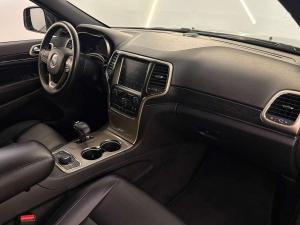Black Jeep Grand Cherokee 2013 in Marijampole, with an engine capacity of 2.99 L and mileage of 283 thousand km for 12999 €, photo 18 on AUTOMOTO.COM.LV