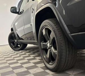 Black Jeep Grand Cherokee 2013 in Marijampole, with an engine capacity of 2.99 L and mileage of 283 thousand km for 12999 €, photo 22 on AUTOMOTO.COM.LV