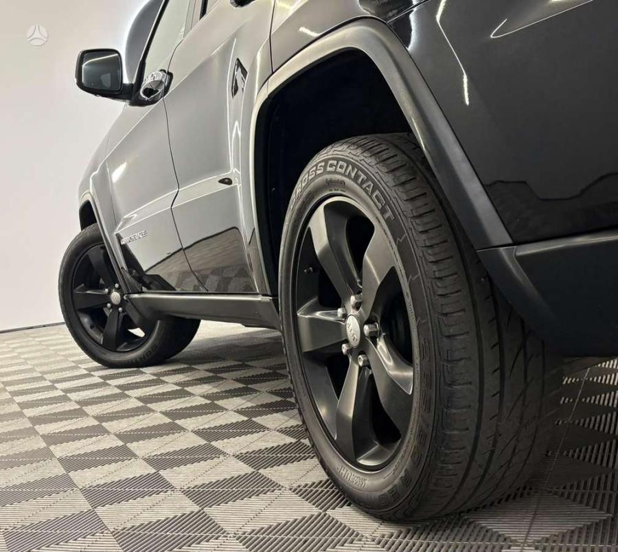 Black Jeep Grand Cherokee 2013 in Marijampole, with an engine capacity of 2.99 L and mileage of 283 thousand km for 12999 €, photo 22 on AUTOMOTO.COM.LV
