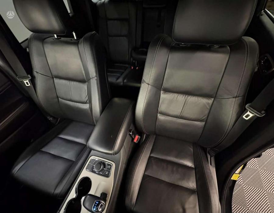 Black Jeep Grand Cherokee 2013 in Marijampole, with an engine capacity of 2.99 L and mileage of 283 thousand km for 12999 €, photo 24 on AUTOMOTO.COM.LV