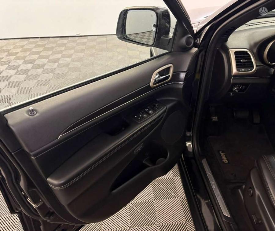 Black Jeep Grand Cherokee 2013 in Marijampole, with an engine capacity of 2.99 L and mileage of 283 thousand km for 12999 €, photo 28 on AUTOMOTO.COM.LV