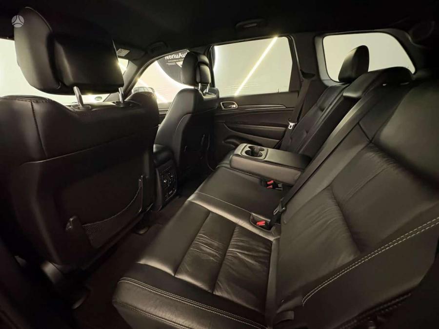 Black Jeep Grand Cherokee 2013 in Marijampole, with an engine capacity of 2.99 L and mileage of 283 thousand km for 12999 €, photo 29 on AUTOMOTO.COM.LV
