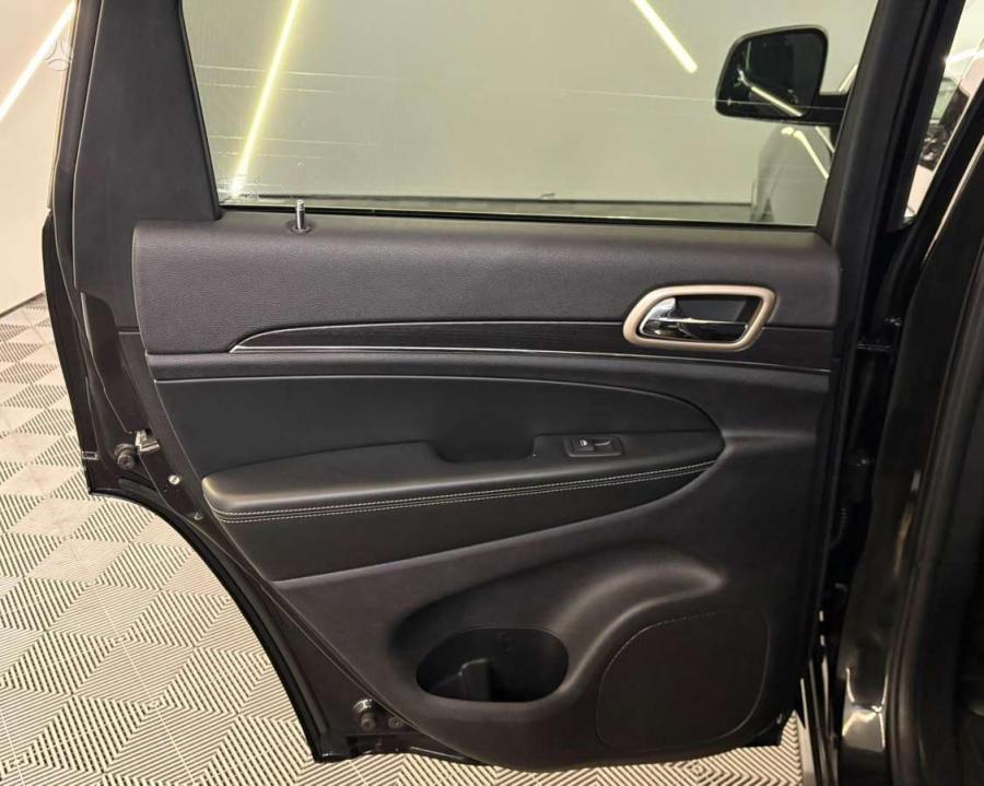Black Jeep Grand Cherokee 2013 in Marijampole, with an engine capacity of 2.99 L and mileage of 283 thousand km for 12999 €, photo 32 on AUTOMOTO.COM.LV