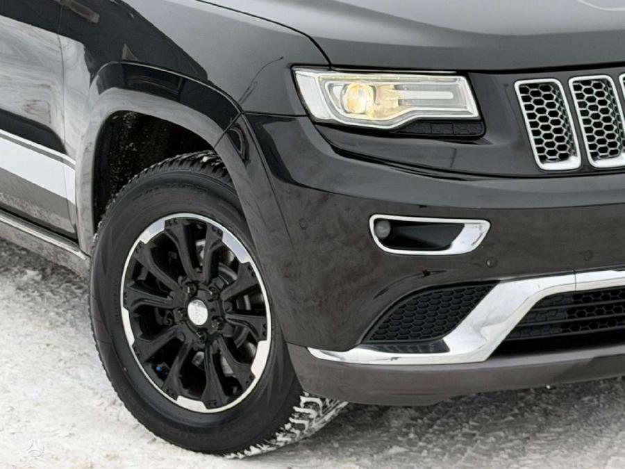 Black Jeep Grand Cherokee 2014 in Jonava, with an engine capacity of 2.99 L and mileage of 247 thousand km for 14499 €, photo 15 on AUTOMOTO.COM.LV