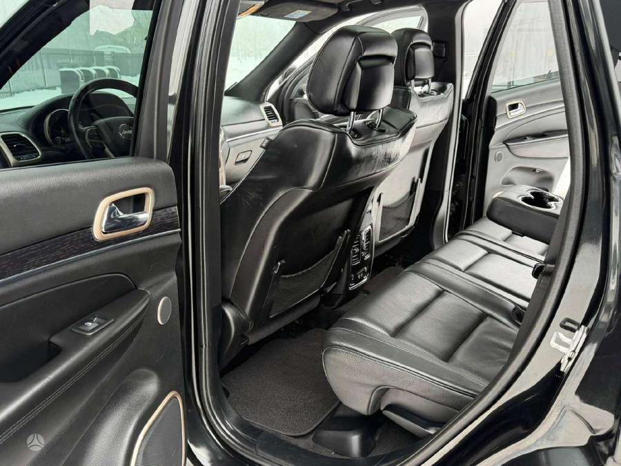 Black Jeep Grand Cherokee 2014 in Jonava, with an engine capacity of 2.99 L and mileage of 247 thousand km for 14499 €, photo 20 on AUTOMOTO.COM.LV