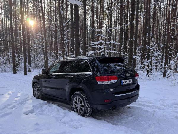 Black Jeep Grand Cherokee 2014 in Moletai, with an engine capacity of 2.99 L and mileage of 208 thousand km for 13500 €, photo 6 on AUTOMOTO.COM.LV