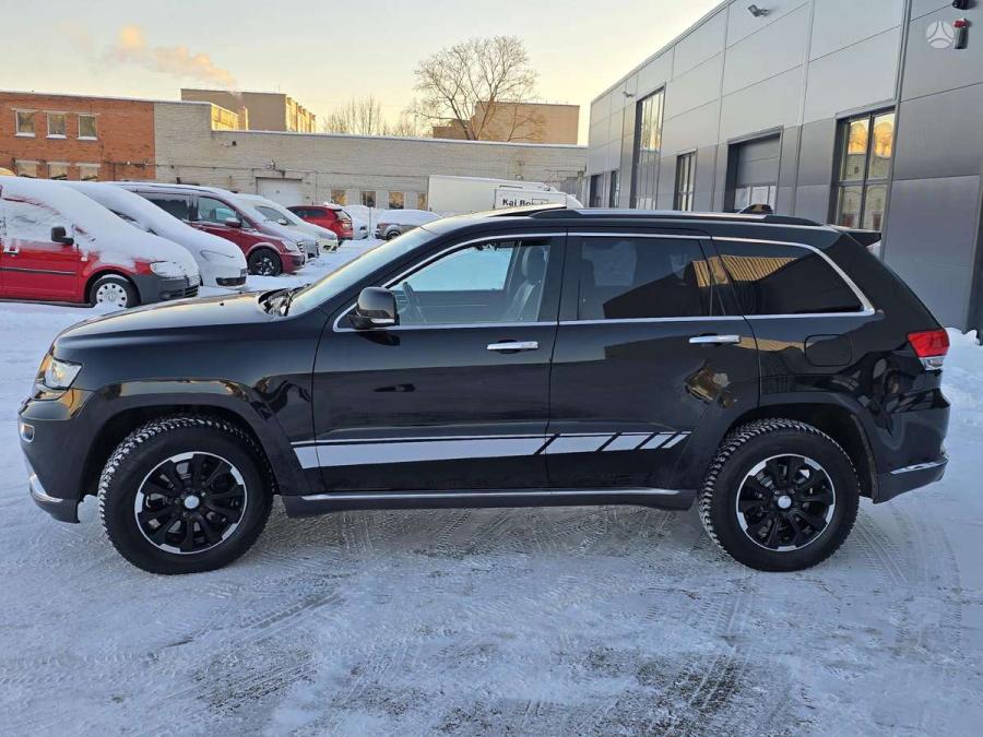 Black Jeep Grand Cherokee 2014 in Jonava, with an engine capacity of 2.99 L and mileage of 2466 thousand km for 14190 €, photo 5 on AUTOMOTO.COM.LV