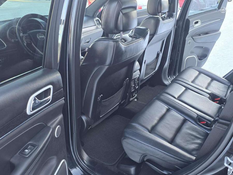Black Jeep Grand Cherokee 2014 in Jonava, with an engine capacity of 2.99 L and mileage of 2466 thousand km for 14190 €, photo 10 on AUTOMOTO.COM.LV