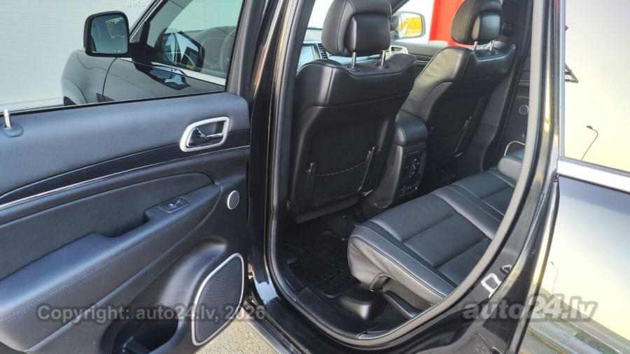 Black Jeep Grand Cherokee 2014 in Tallinn, with an engine capacity of 3.00 L and mileage of 200 thousand km for 13799 €, photo 18 on AUTOMOTO.COM.LV