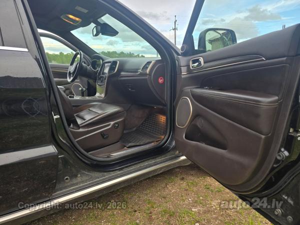 Black Jeep Grand Cherokee 2014 in Rakvere, with an engine capacity of 3.00 L and mileage of 220 thousand km for 15200 €, photo 7 on AUTOMOTO.COM.LV