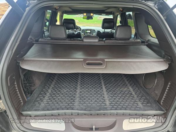 Black Jeep Grand Cherokee 2014 in Rakvere, with an engine capacity of 3.00 L and mileage of 220 thousand km for 15200 €, photo 10 on AUTOMOTO.COM.LV