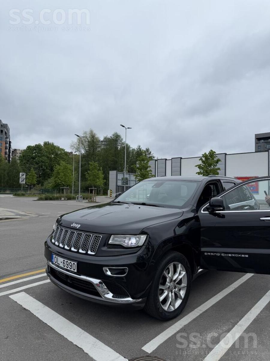 Black Jeep Grand Cherokee 2014 in Riga, with an engine capacity of 3.00 L and mileage of 233 thousand km for 11900 €, photo 1 on AUTOMOTO.COM.LV