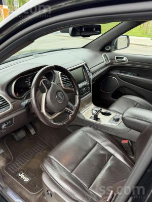 Black Jeep Grand Cherokee 2014 in Riga, with an engine capacity of 3.00 L and mileage of 233 thousand km for 11900 €, photo 5 on AUTOMOTO.COM.LV