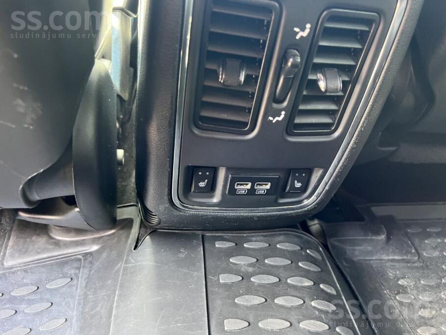 Black Jeep Grand Cherokee 2014 in Dobele, with an engine capacity of 3.00 L and mileage of 226 thousand km for 11200 €, photo 16 on AUTOMOTO.COM.LV