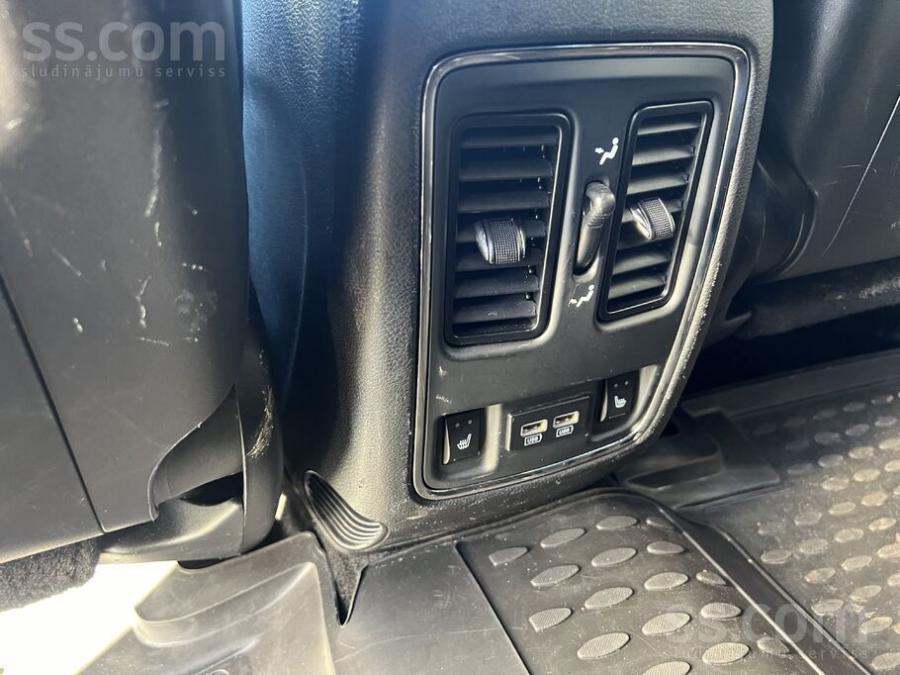 Black Jeep Grand Cherokee 2014 in Dobele, with an engine capacity of 3.00 L and mileage of 226 thousand km for 11200 €, photo 23 on AUTOMOTO.COM.LV