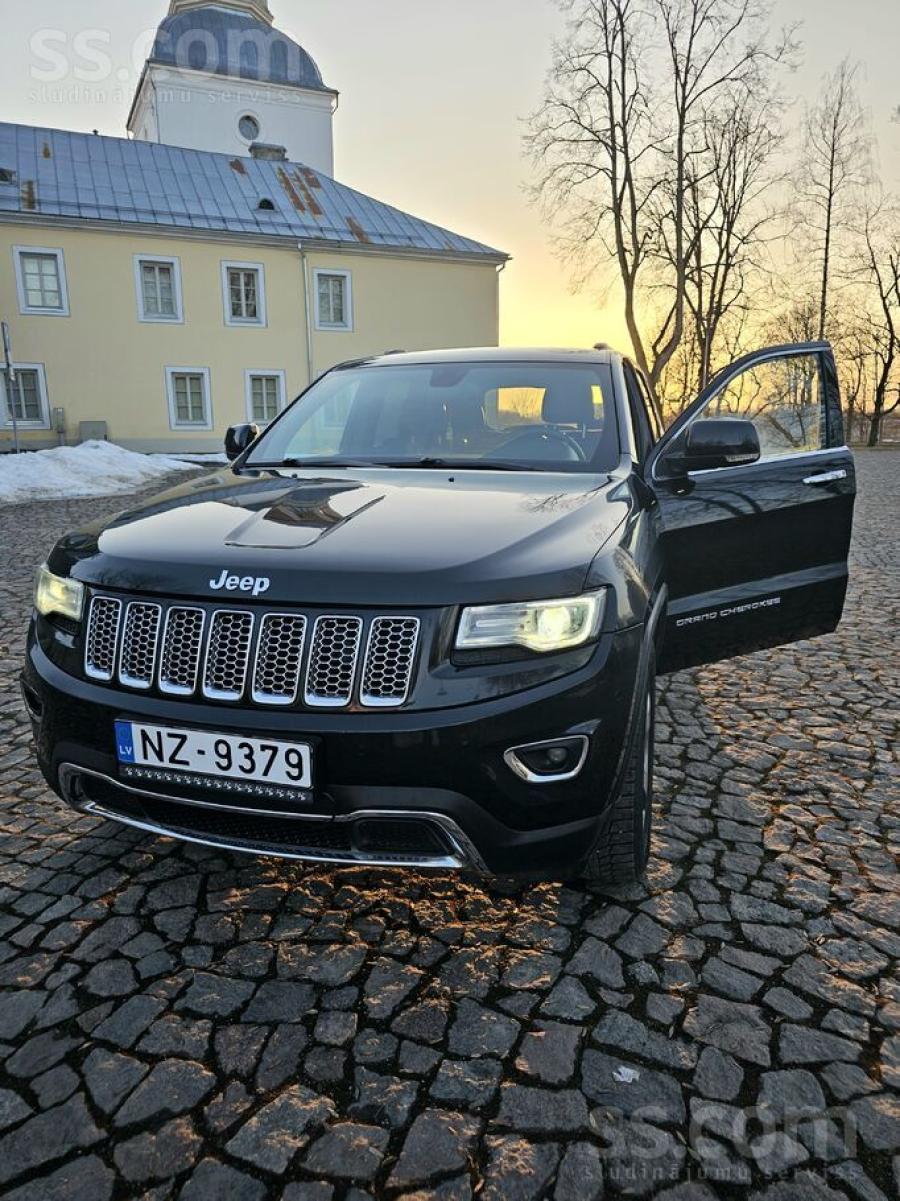 Black Jeep Grand Cherokee 2014 in Jekabpils, with an engine capacity of 3.00 L and mileage of 208 thousand km for 12700 €, photo 4 on AUTOMOTO.COM.LV