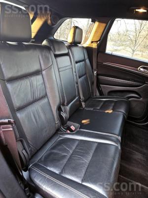 Black Jeep Grand Cherokee 2014 in Jekabpils, with an engine capacity of 3.00 L and mileage of 208 thousand km for 12700 €, photo 8 on AUTOMOTO.COM.LV