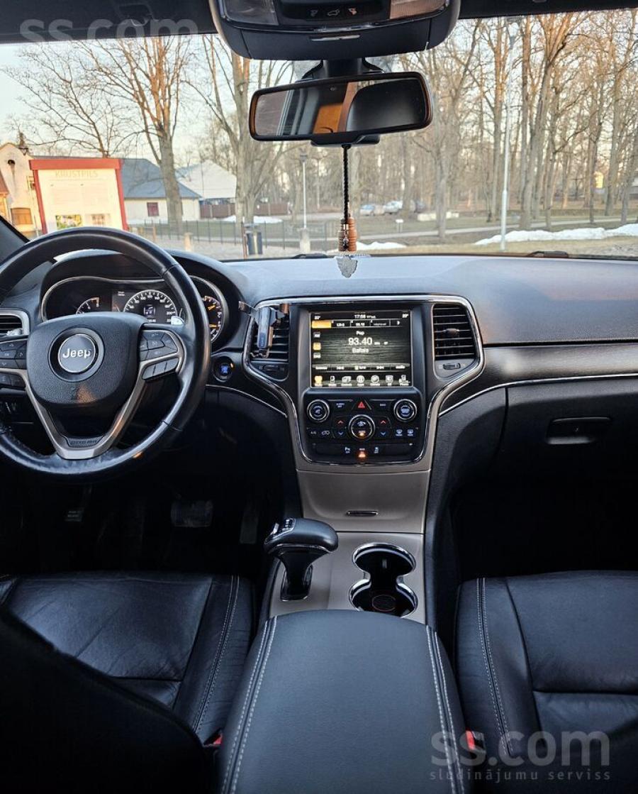 Black Jeep Grand Cherokee 2014 in Jekabpils, with an engine capacity of 3.00 L and mileage of 208 thousand km for 12700 €, photo 15 on AUTOMOTO.COM.LV