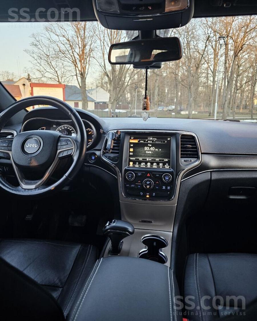 Black Jeep Grand Cherokee 2014 in Jekabpils, with an engine capacity of 3.00 L and mileage of 208 thousand km for 12700 €, photo 19 on AUTOMOTO.COM.LV