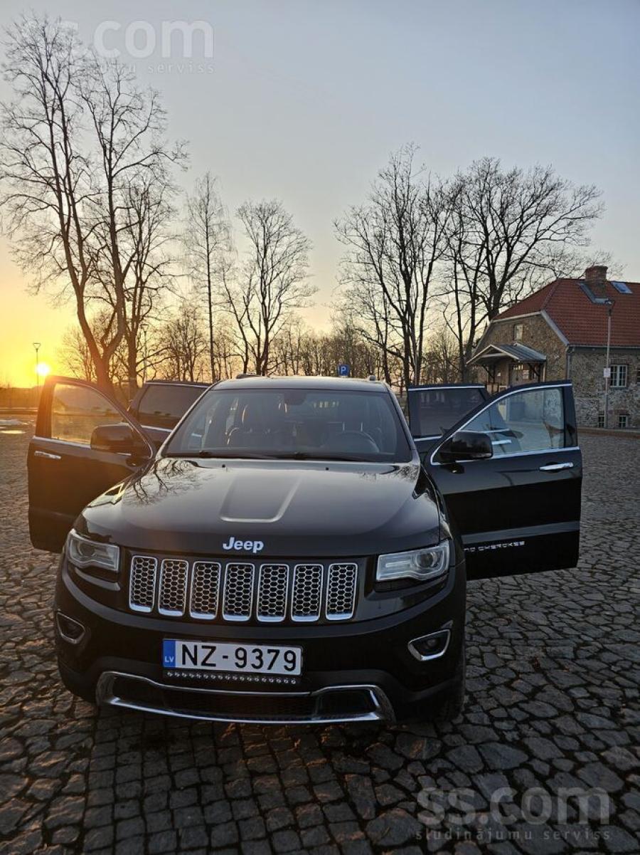 Black Jeep Grand Cherokee 2014 in Jekabpils, with an engine capacity of 3.00 L and mileage of 208 thousand km for 12700 €, photo 21 on AUTOMOTO.COM.LV