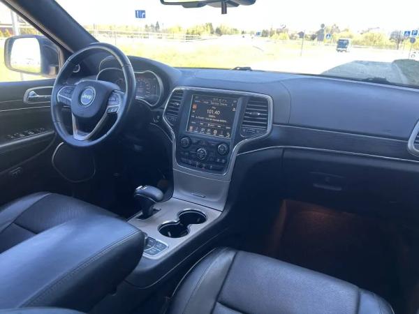 Black Jeep Grand Cherokee 2014 in Rezekne, with an engine capacity of 3.00 L and mileage of 205 thousand km for 11990 €, photo 8 on AUTOMOTO.COM.LV