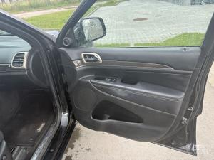 Black Jeep Grand Cherokee 2014 in Panevezys, with an engine capacity of 3.00 L and mileage of 300 thousand km for 9500 €, photo 22 on AUTOMOTO.COM.LV
