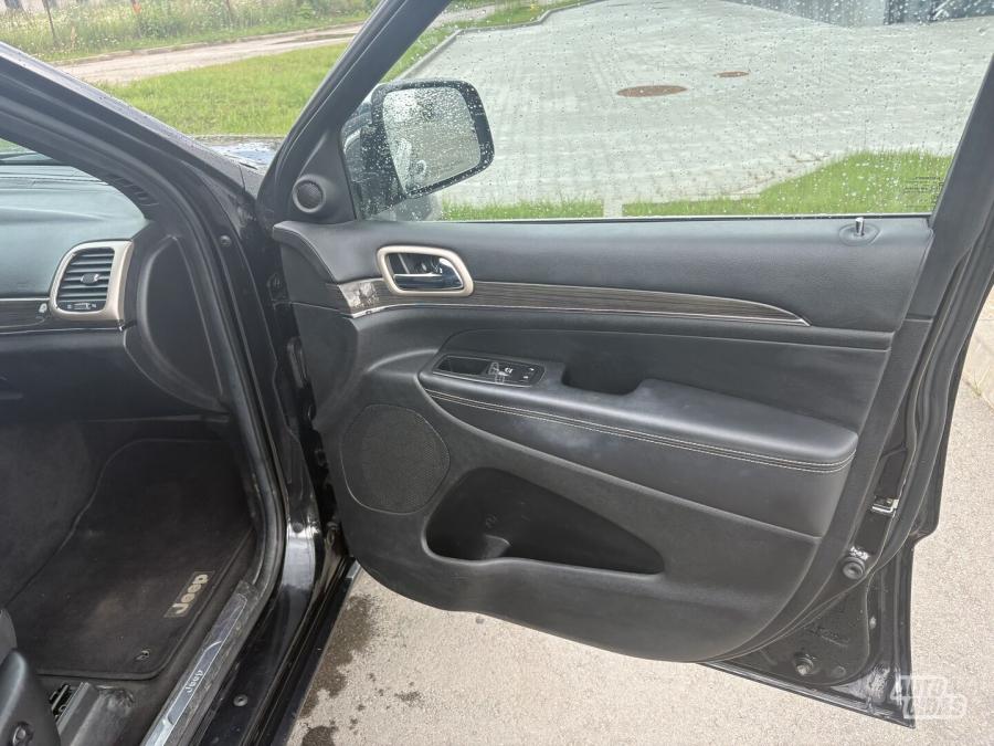 Black Jeep Grand Cherokee 2014 in Panevezys, with an engine capacity of 3.00 L and mileage of 300 thousand km for 9500 €, photo 22 on AUTOMOTO.COM.LV