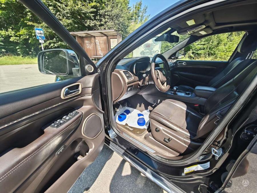 Black Jeep Grand Cherokee 2014 in Kaunas, with an engine capacity of 5.65 L and mileage of 238 thousand km for 13500 €, photo 12 on AUTOMOTO.COM.LV
