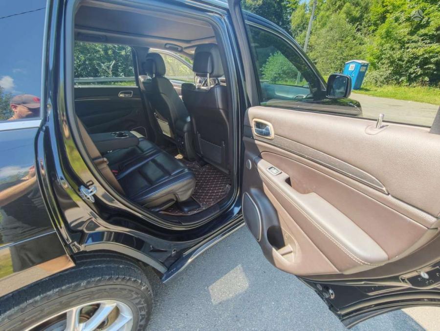 Black Jeep Grand Cherokee 2014 in Kaunas, with an engine capacity of 5.65 L and mileage of 238 thousand km for 13500 €, photo 18 on AUTOMOTO.COM.LV