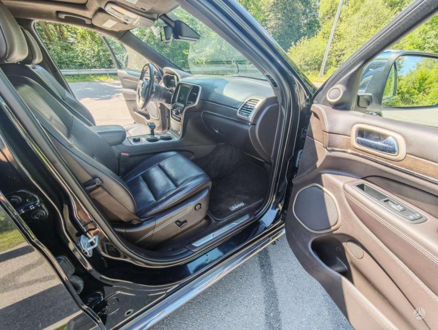 Black Jeep Grand Cherokee 2014 in Kaunas, with an engine capacity of 5.65 L and mileage of 238 thousand km for 13500 €, photo 19 on AUTOMOTO.COM.LV