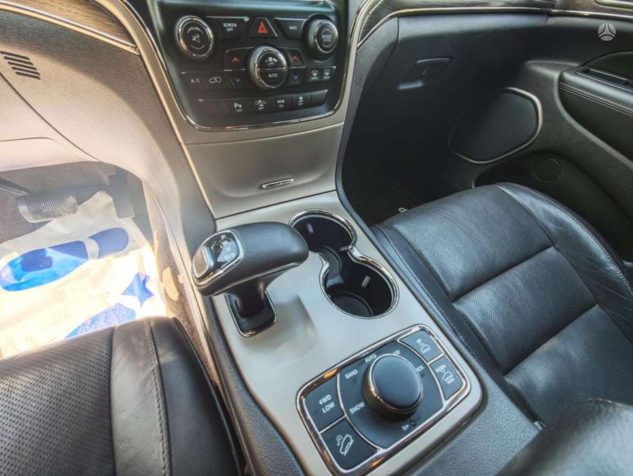 Black Jeep Grand Cherokee 2014 in Kaunas, with an engine capacity of 5.65 L and mileage of 238 thousand km for 13500 €, photo 22 on AUTOMOTO.COM.LV