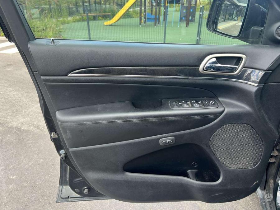Black Jeep Grand Cherokee 2014 in Kaunas, with an engine capacity of 3.00 L and mileage of 198 thousand km for 6300 €, photo 15 on AUTOMOTO.COM.LV